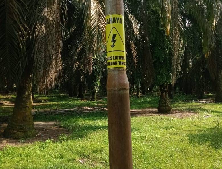 PT EDI Pasang Rambu di tiang listrik Water Intek